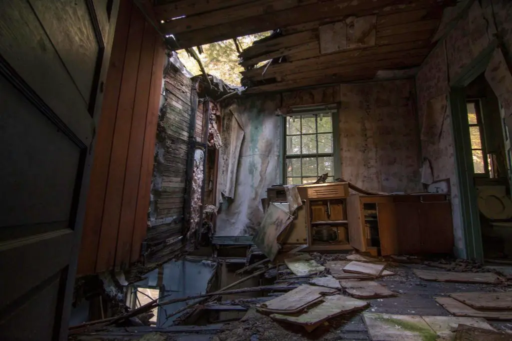 What Causes Homes To Become Abandoned? - Urbex